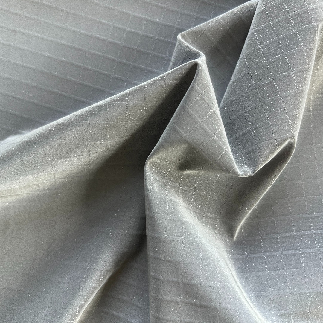 1TISELTX04AGBC - REFLECTIVE TEXTURIXED 04 stretch Lycra in color SILVER